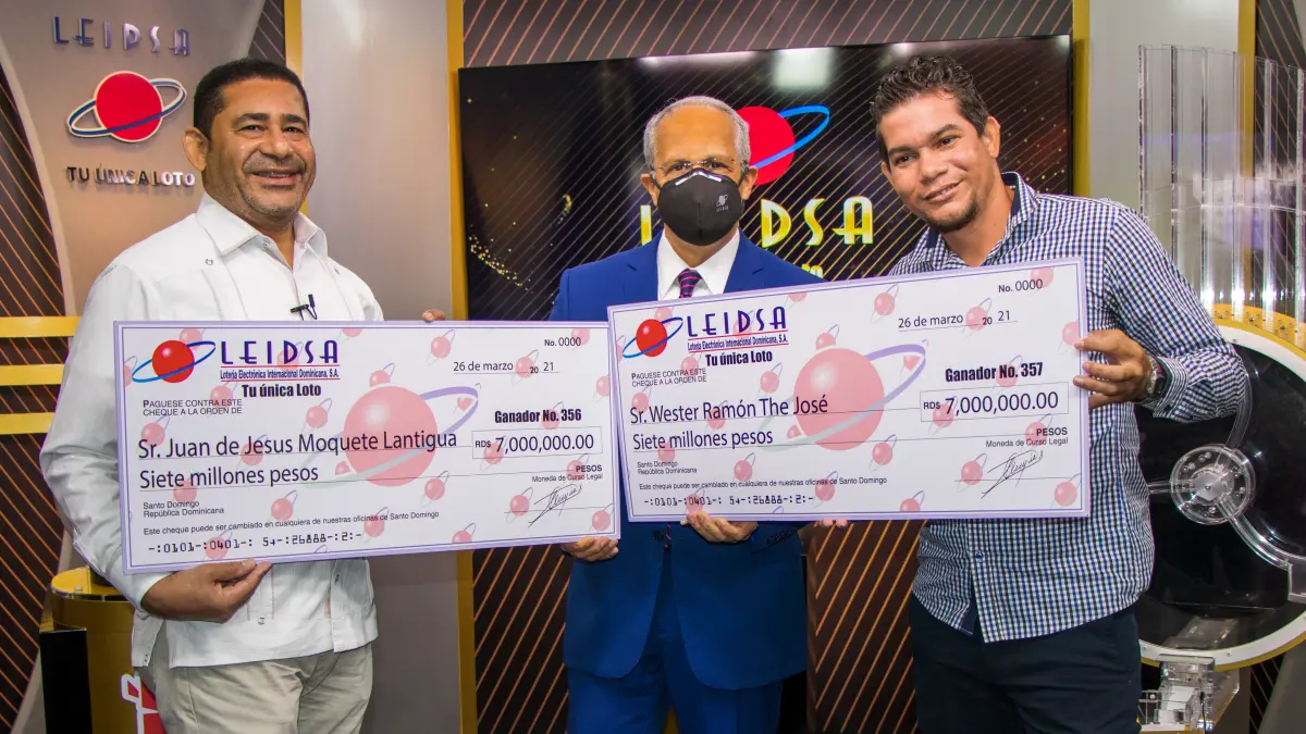 Leidsa entrega cheque a dos de los tres ganadores de los RD$21 millones ...