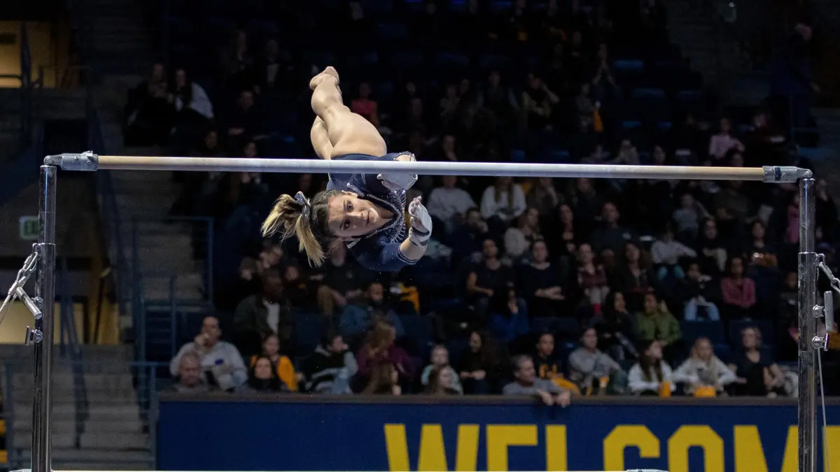 Gimnasta obtiene máxima puntación en rutina de barras asimétricas ...