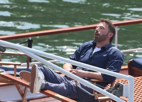 Ben Affleck es viral tras ser capturado mientras dormía en paseo de ...
