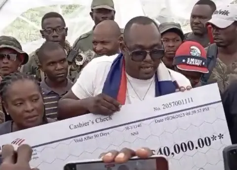 Entregan cheque por 40,000 dólares para construcción canal sobre río ...