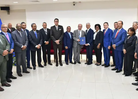 Senado rinde homenaje póstumo al Héroe Nacional, Gregório Urbano ...