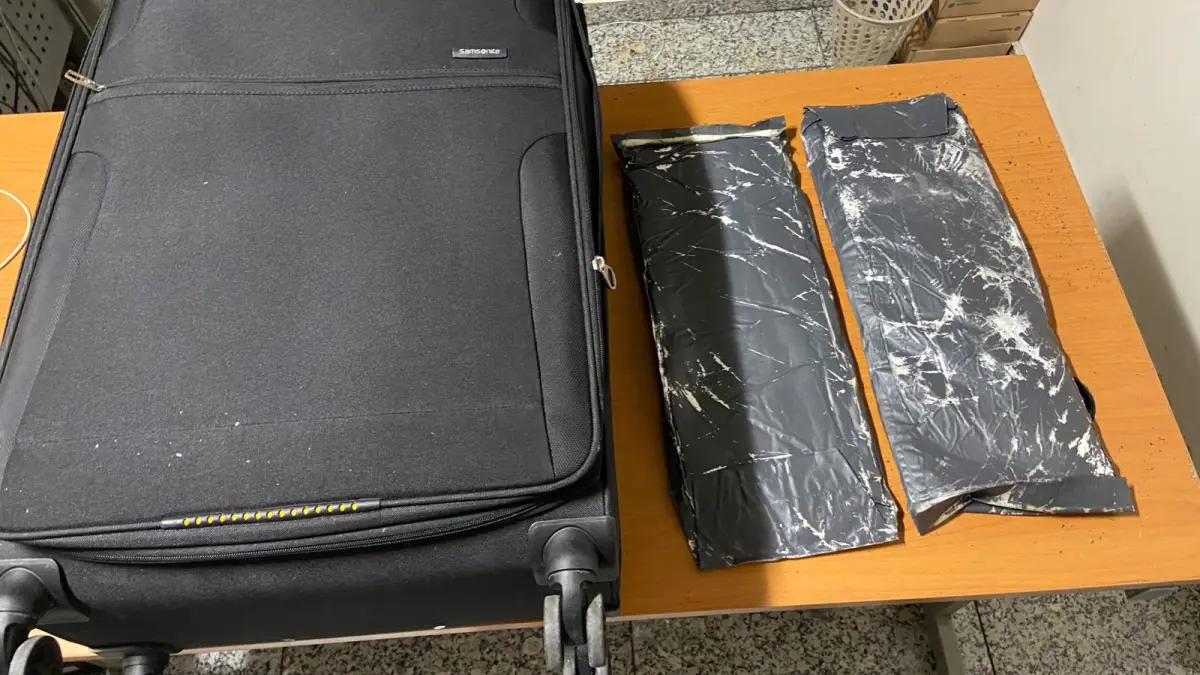 Atrapan Mujer Viajaría A España Con Dos Láminas Presumiblemente Cocaína