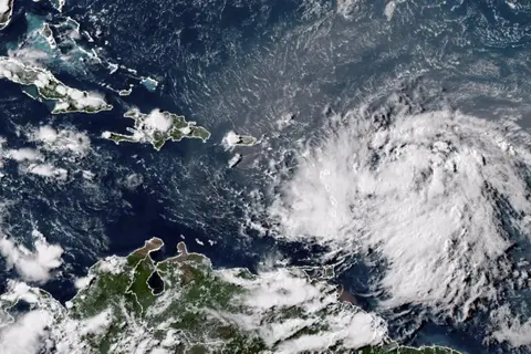 Tormenta Ernesto se fortalece y avanza hacia Puerto Rico tras azotar el Caribe oriental ...