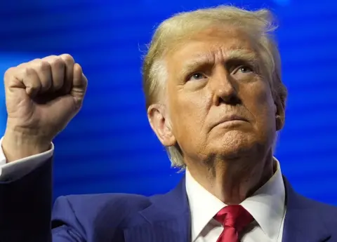 El 57 % en EE.UU. cree que Trump excede su autoridad, pero el 45 % le ...