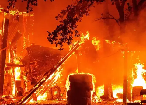 Un incendio sin control obliga al desalojo de más de 10 mil de personas en California | Noticias SIN