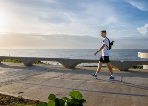 Callum Bates camina por la educación de RD: un reto %%page%% %%sep ...