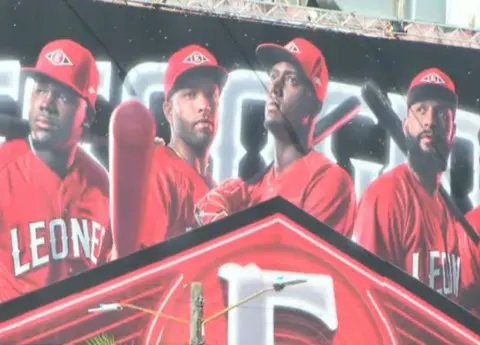 Con regocijo, dominicanos tras victoria de los Leones del Escogido en ...