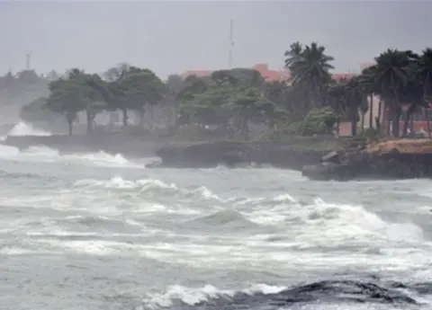 COE e Indomet mantiene advertencia por oleaje peligroso en las costas del Caribe y el Atlántico ...